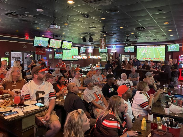 Stats Sports Bar and Grill